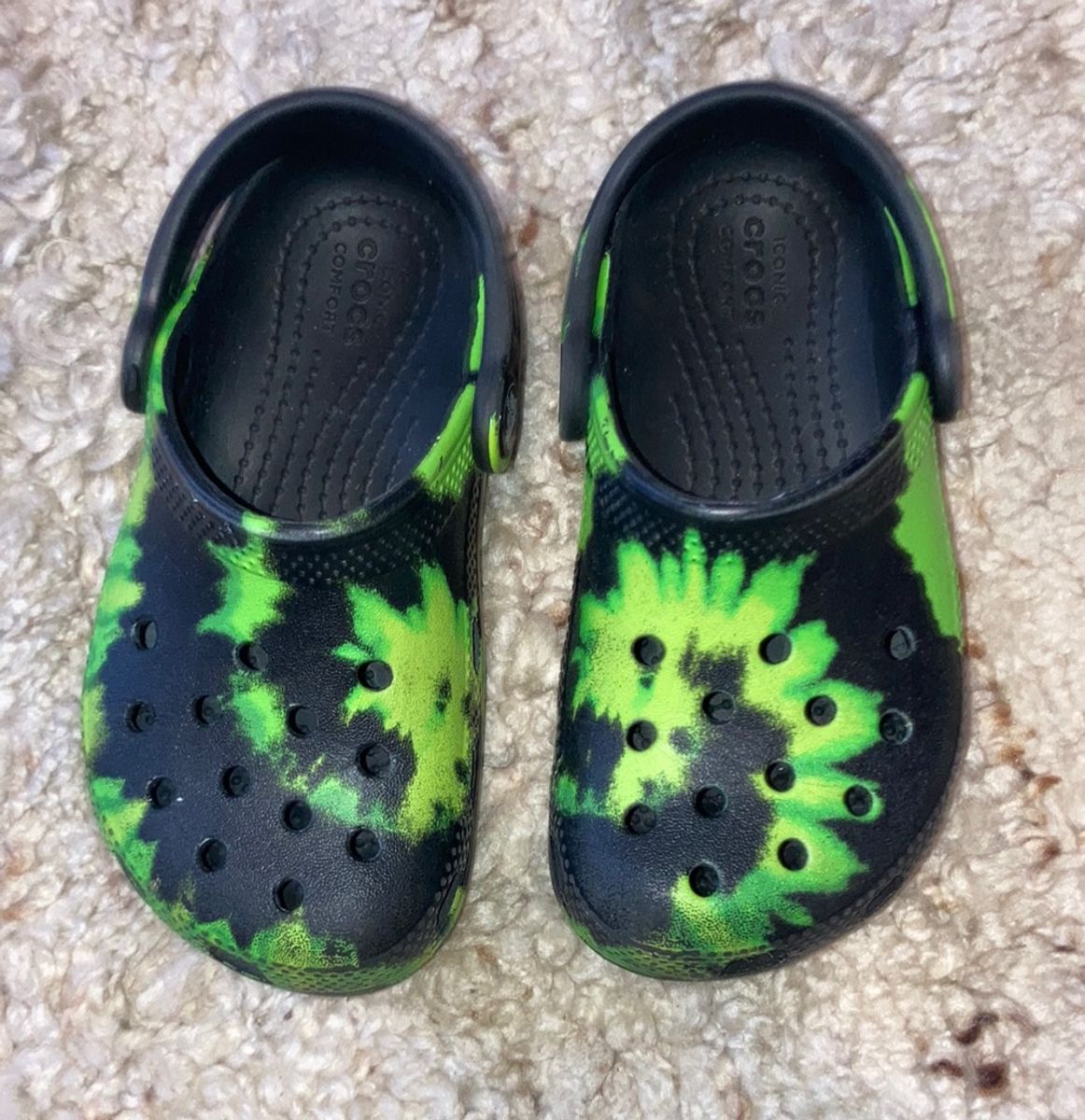 Crocs Infantil Novo Tye Die Preto e Verde | Calçado Infantil para ...