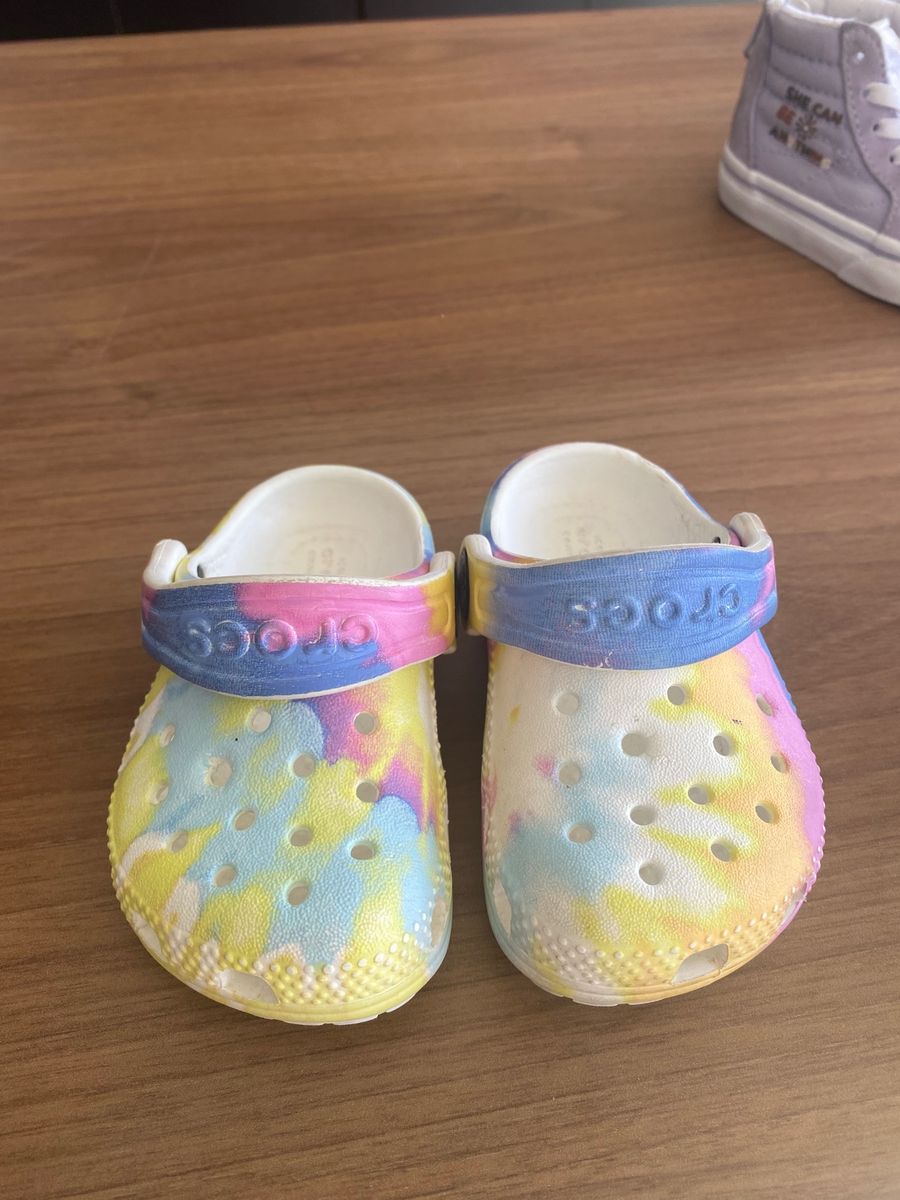 Crocs Infantil Tie Die | Calçado Infantil para Bebê Crocs Usado ...
