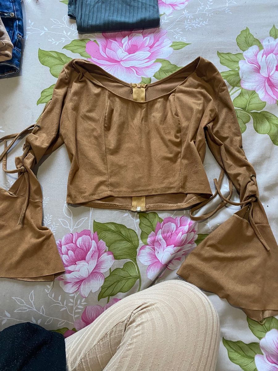 Croppet Bege Manga Longa com Recortes No Braço | Blusa Feminina Camurça ...