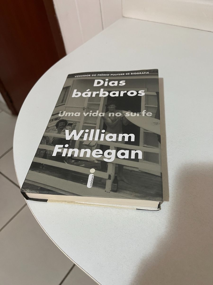 Dias Bárbaros - William Finnegan | Livro Livro Usado 96400273 | enjoei