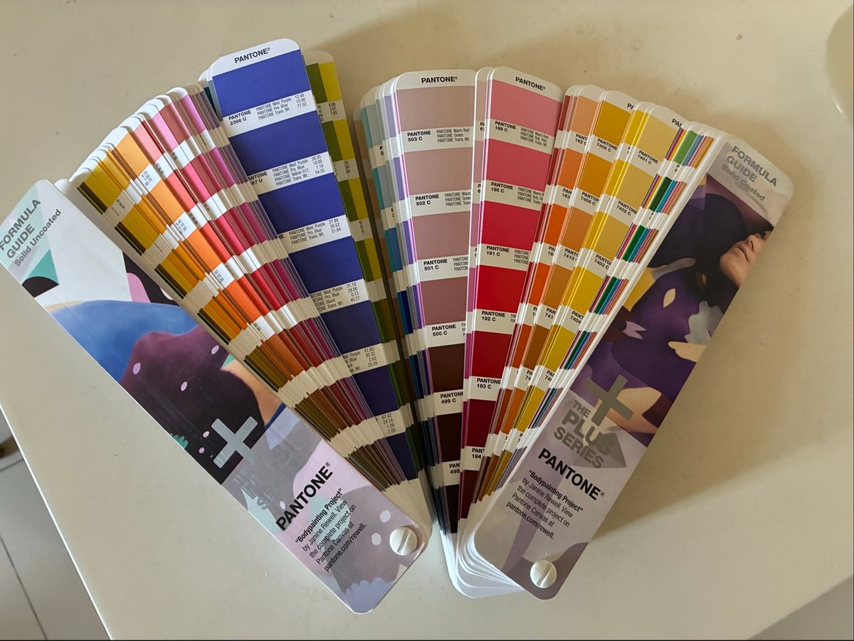 Escala Pantone Plus Series Formula Guide Coated & Uncoated (nova ...