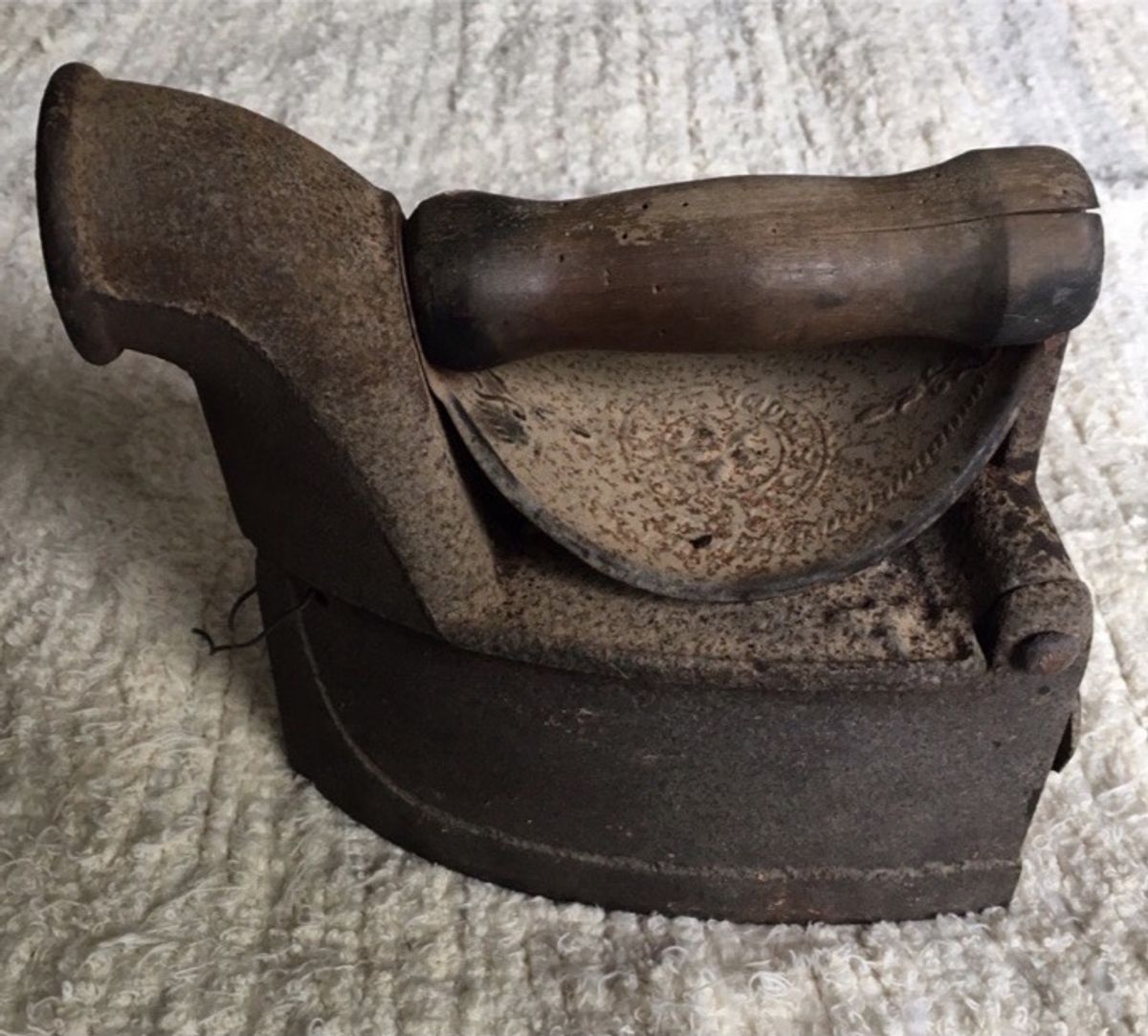 Ferro de Passar Antigo a Brasa | Móvel de Antiquário Usado 65753682 ...