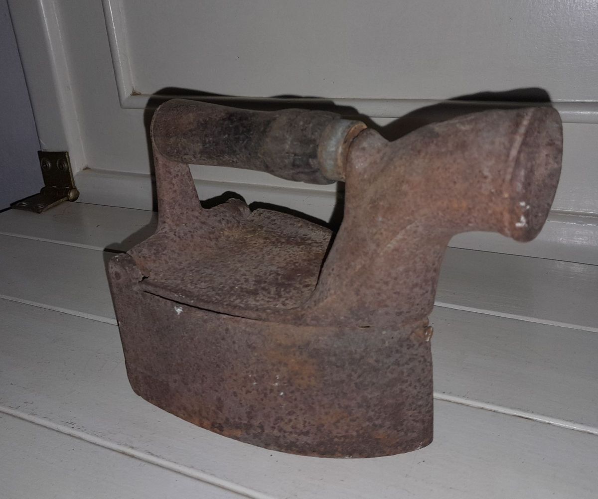 Ferro de Passar Roupa Antigo | Móvel de Antiquário Antiguidade Usado ...