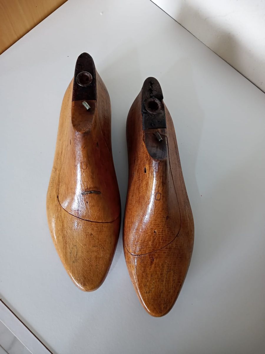 Par de Forma de Calcado em Madeira Masculino 40 | Item de Decoração ...