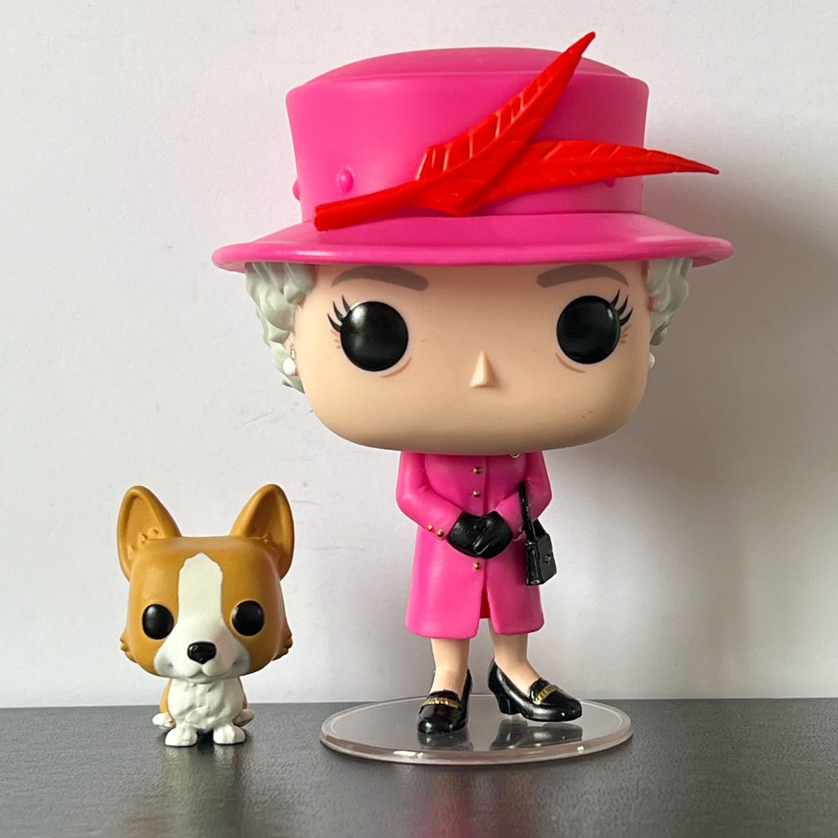 Funko Pop Rainha Elizabeth Ii e Seu Fiel Corgi sem Caixa | Filme e ...