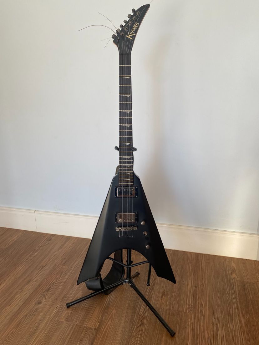 Guitarra Kramer Nite Flying V Preta | Item de Música Kramer Usado ...