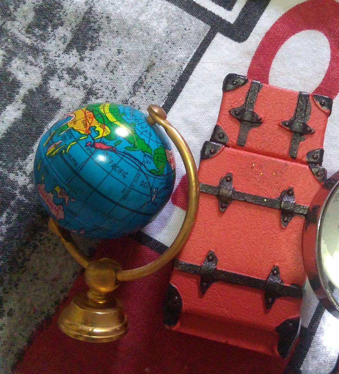 Kit Enfeites de Viagem - Globo + Mala Antiga | Item de Decoração Usado ...