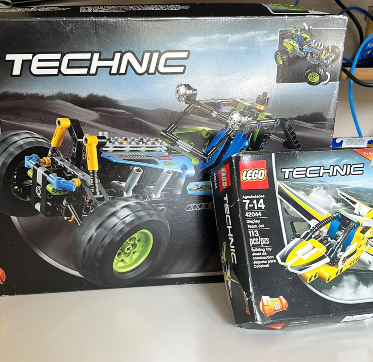 Lego Technic, Dois Legos Sendo Um Deles Avião 2 em 1 e Outro Carro de ...