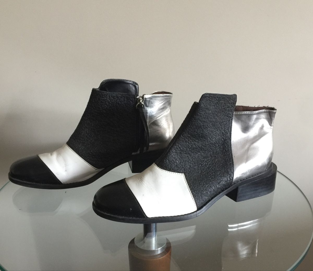 Linda Bota Nuu Shoes Couro Legítimo e Estilosa! Prata, Preta e Branca ...