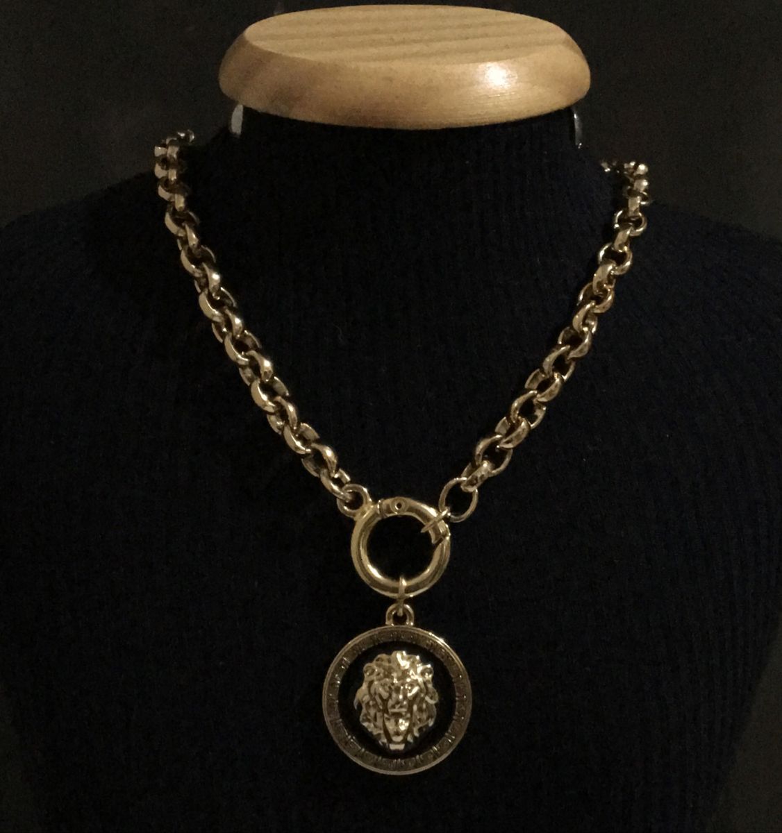 Lindo Colar Leão Versace | Bijuteria Feminina Nunca Usado 43329352 | enjoei