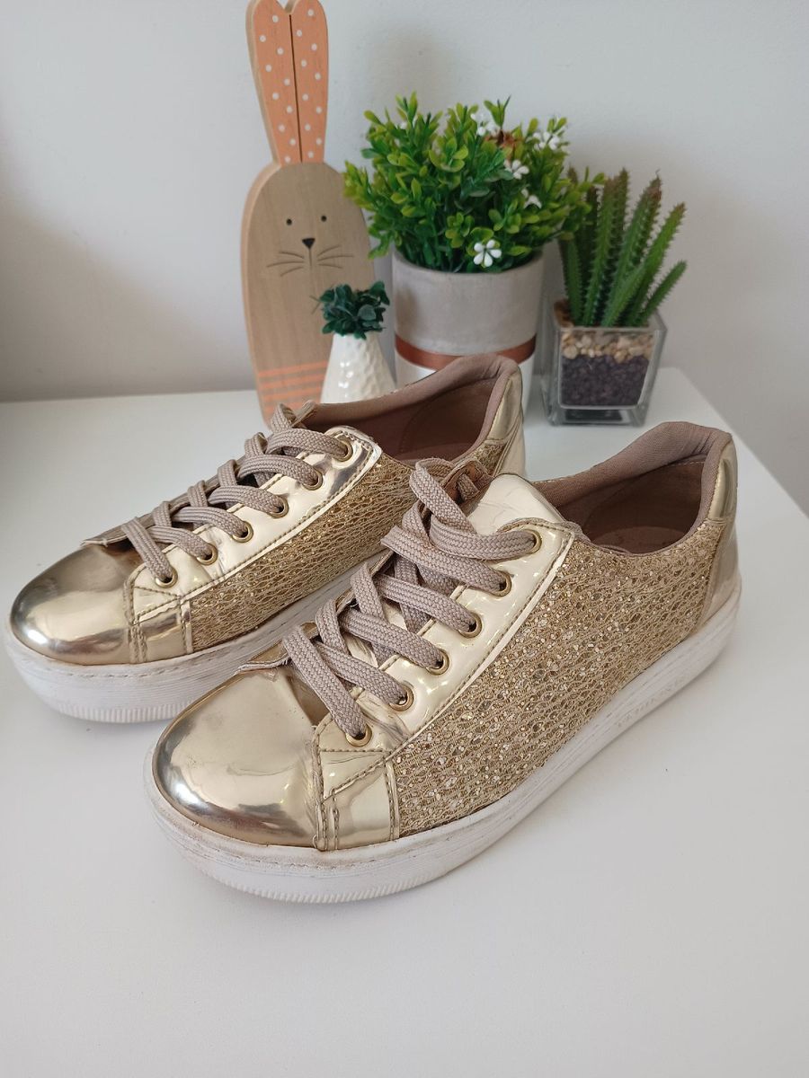 Lindo Tênis Dourado da Via Marte | Tênis Feminino Via Marte Usado ...