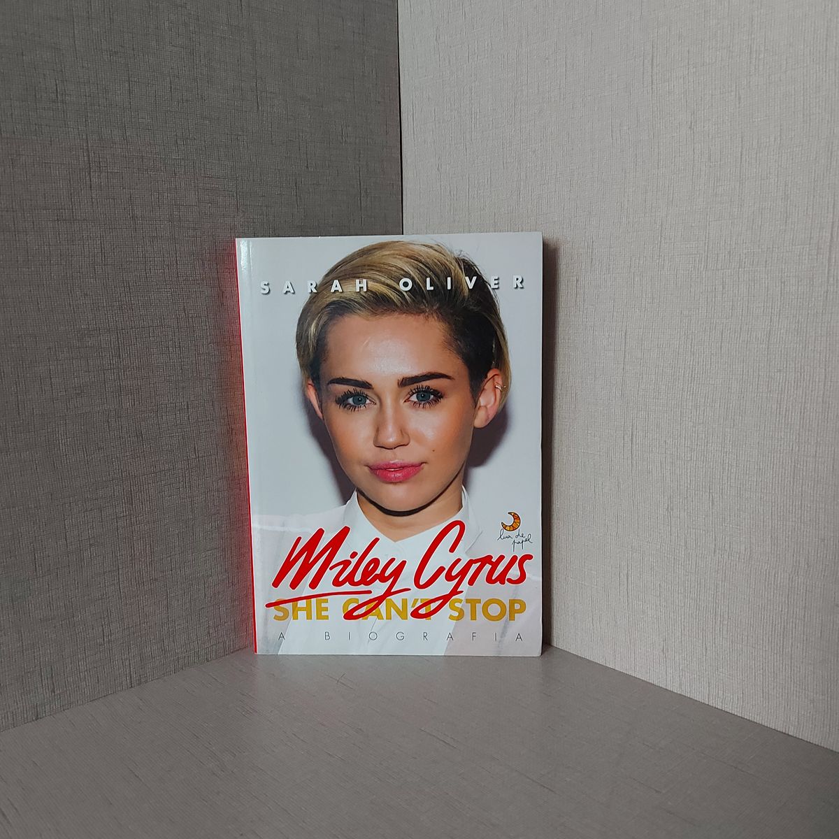 Livro Miley Cyrus - She Can't Stop | Livro Lua De Papel Nunca Usado ...