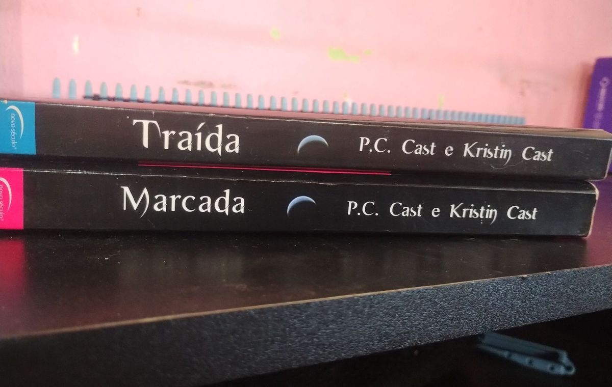 Livros Marcada e Traída | Livro Usado 88907922 | enjoei