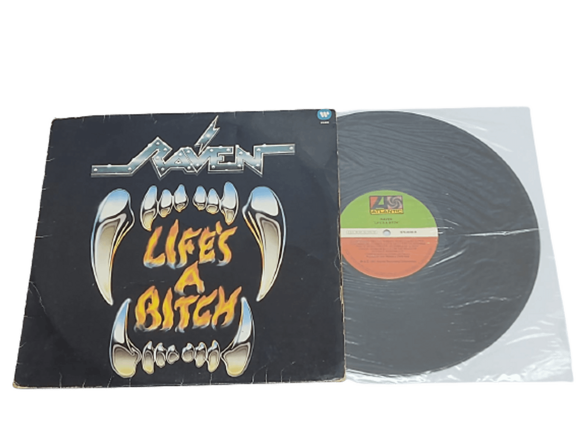 Lp Disco de Vinil Raven Life a Bitch | Item de Música Vinil Usado ...
