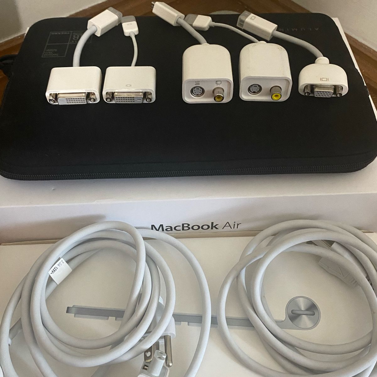 Macbook Air A1465* - *grátis: Teclado Bluetooth e Dupla de Cabos ...