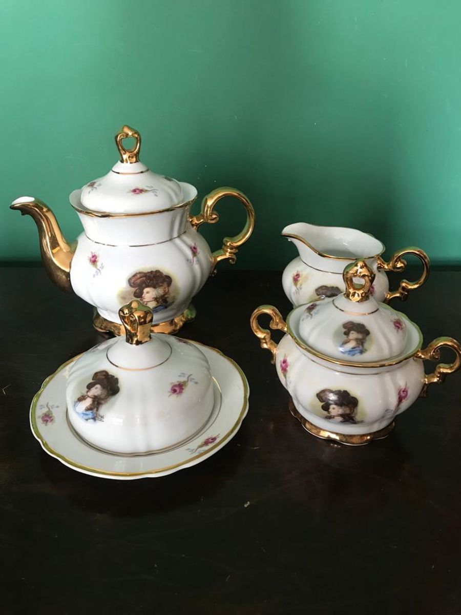 Magnífico Conjunto para Chá Executado em Porcelana Real Filetada a Ouro ...