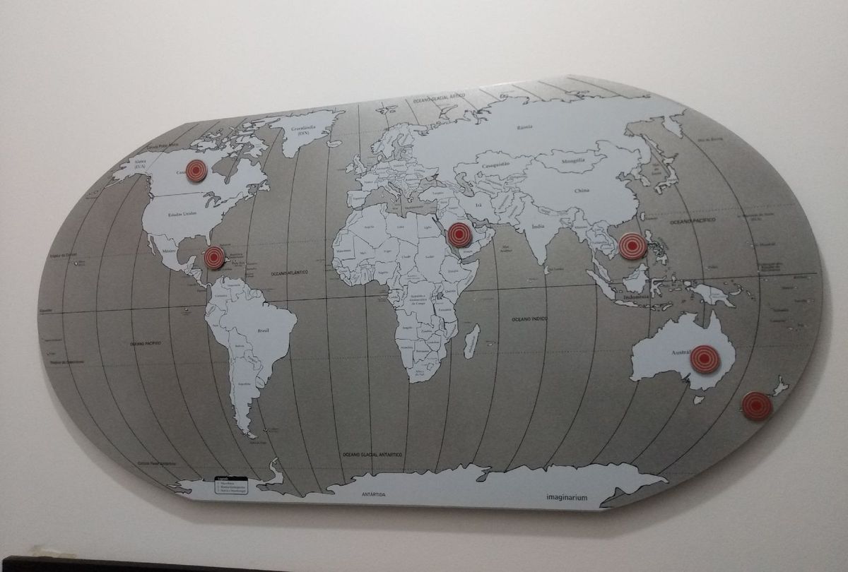 Mapa Mundi de Metal | Item de Decoração Imaginarium Usado 41407378 | enjoei