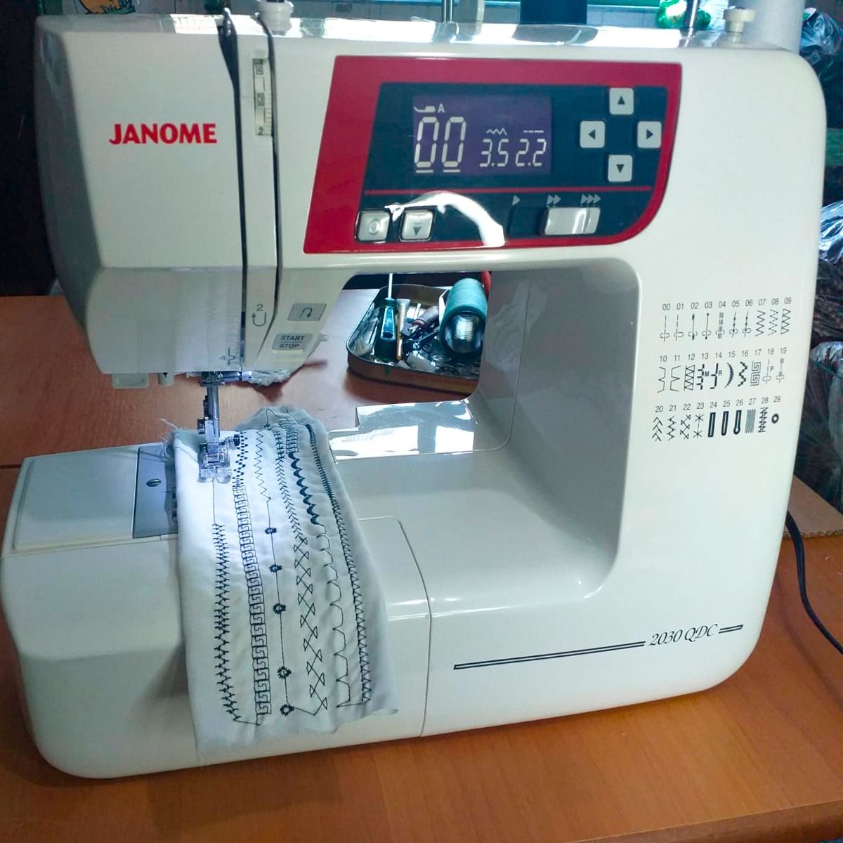 Máquina Costura Janome Qcd2030 Eletrônica Bivolt | Item Info & Eletro Janome Usado 79367646 | enjoei