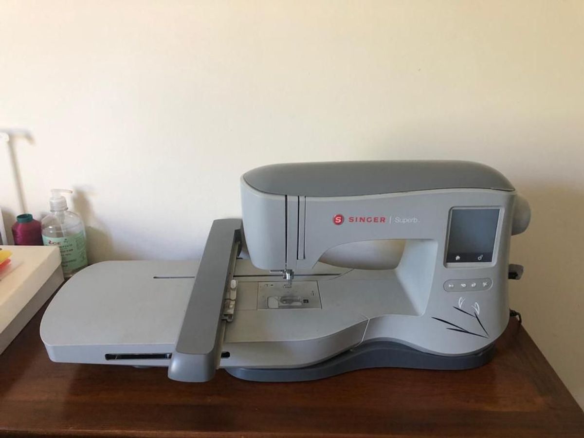 Máquina de Bordar Eletrônica Superb Em200 - Singer - Bivolt | Móvel p ...