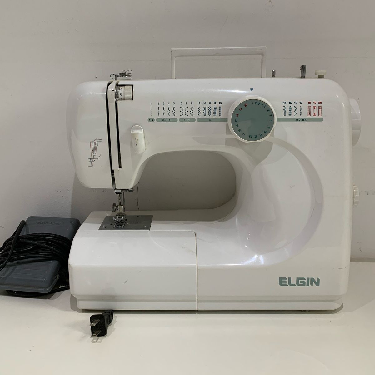 Máquina de Costura Portátil Elgin | Eletrodoméstico Elgin Usado ...