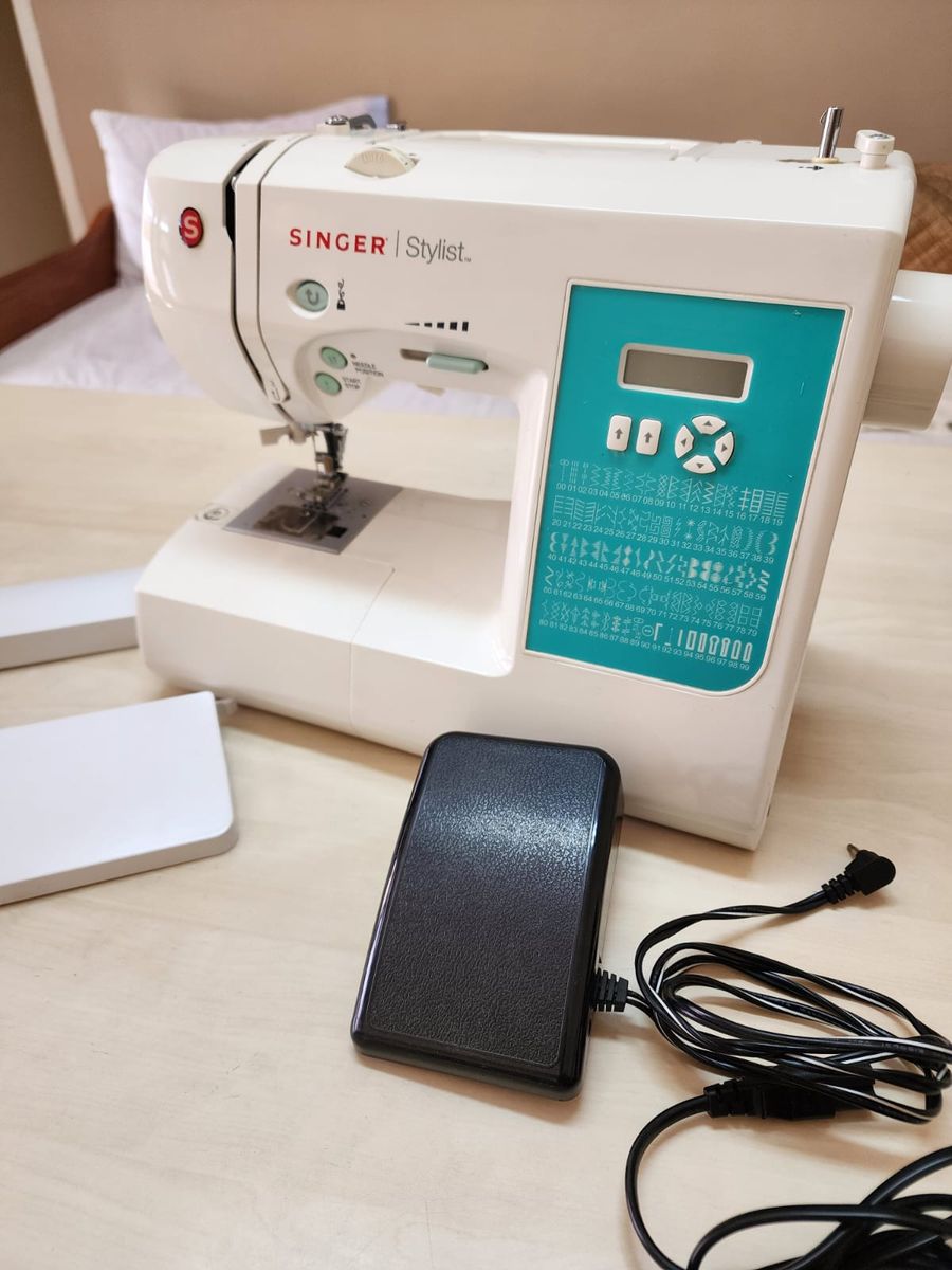 Máquina de Costura Singer Stylist 7258 - 220v | Cacareco Singer Usado ...