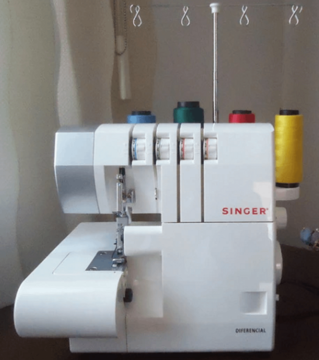 Máquina de Costura Singer Ultralock | Móvel p/ Casa Singer Usado ...