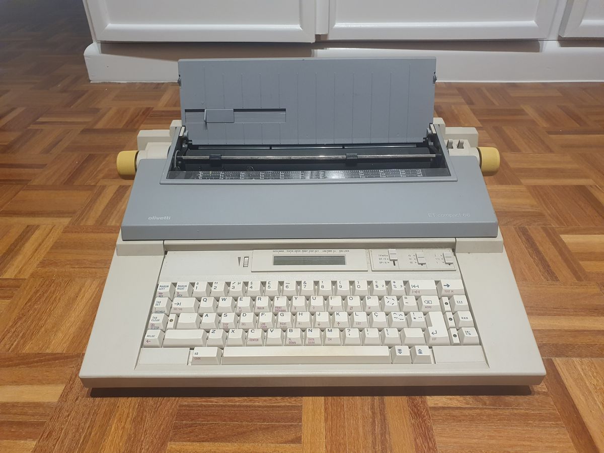 Máquina de Escrever Elétrica Olivetti | Item Info & Eletro Olivetti ...