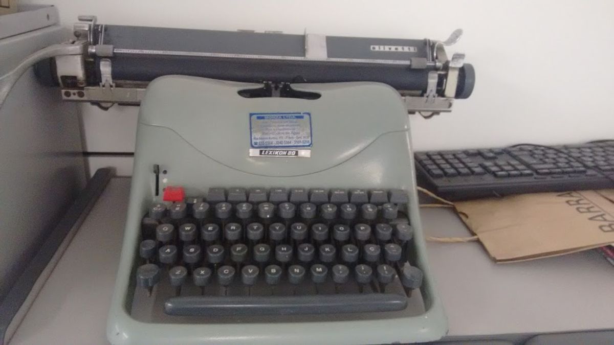 Máquina de Escrever Lexicon 80 - Relíquia | Móvel de Antiquário Lexicon ...
