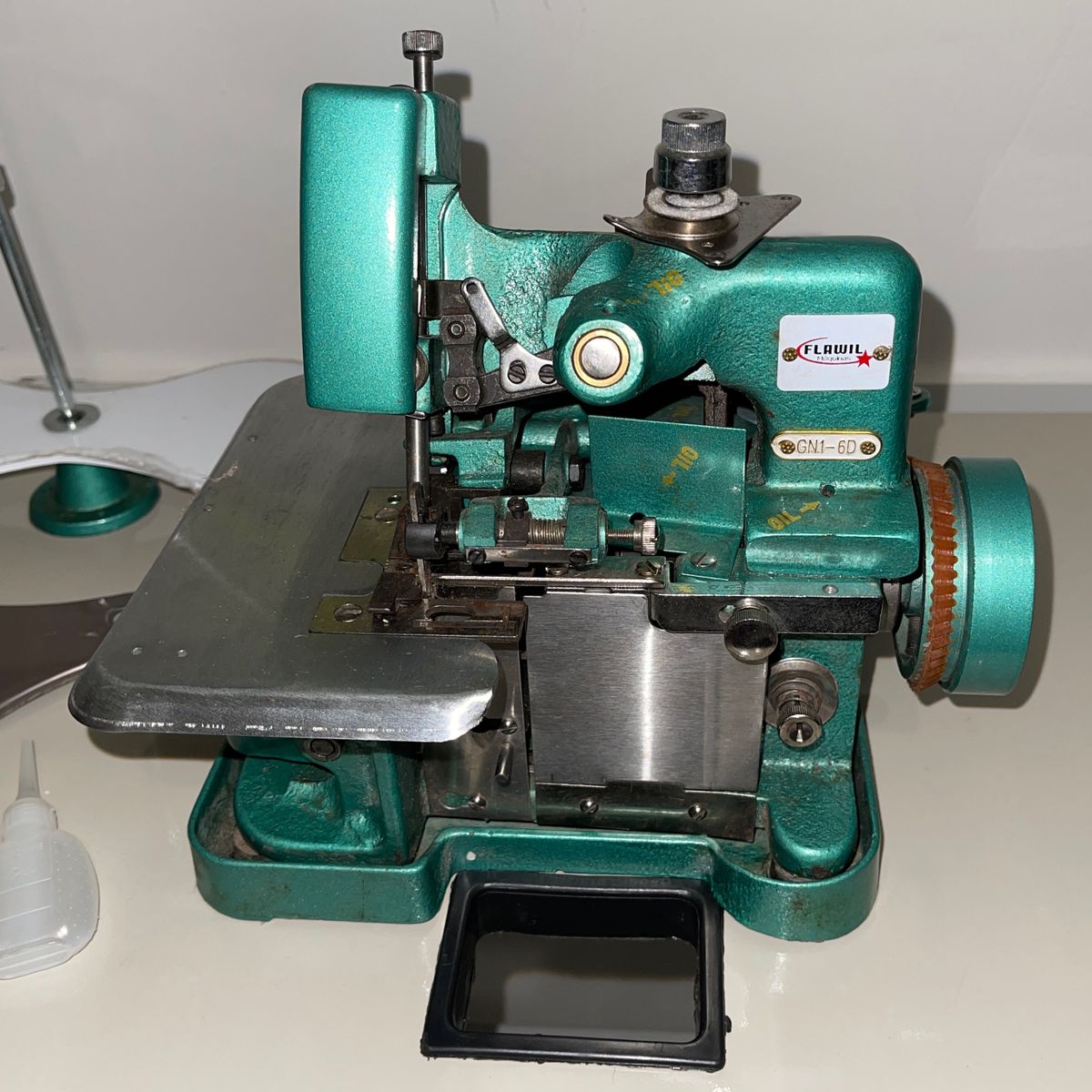 Máquina de Costura com Mesa Overloque Semi Industrial | Mesa Flawil ...