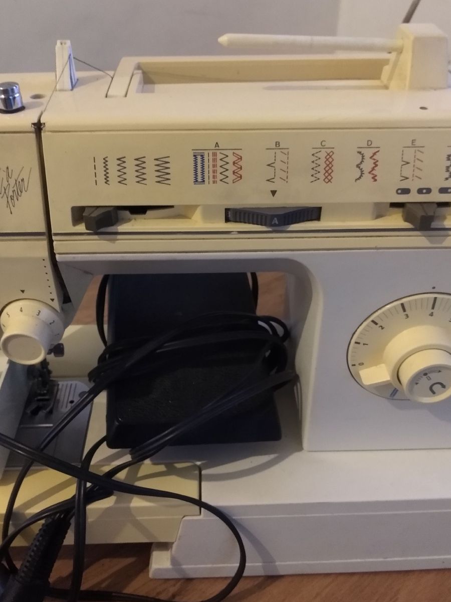 Máquina Singer Doméstica | Item Info & Eletro Verô Novidades Usado ...