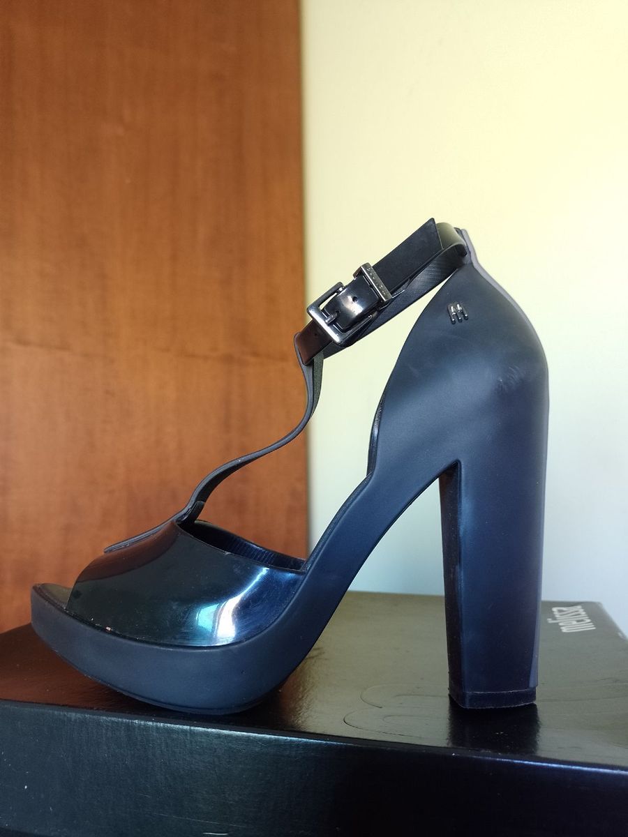 Melissa Bite, Sandália de Salto Preto Opaco. para Quem Ama Um Saltão ...