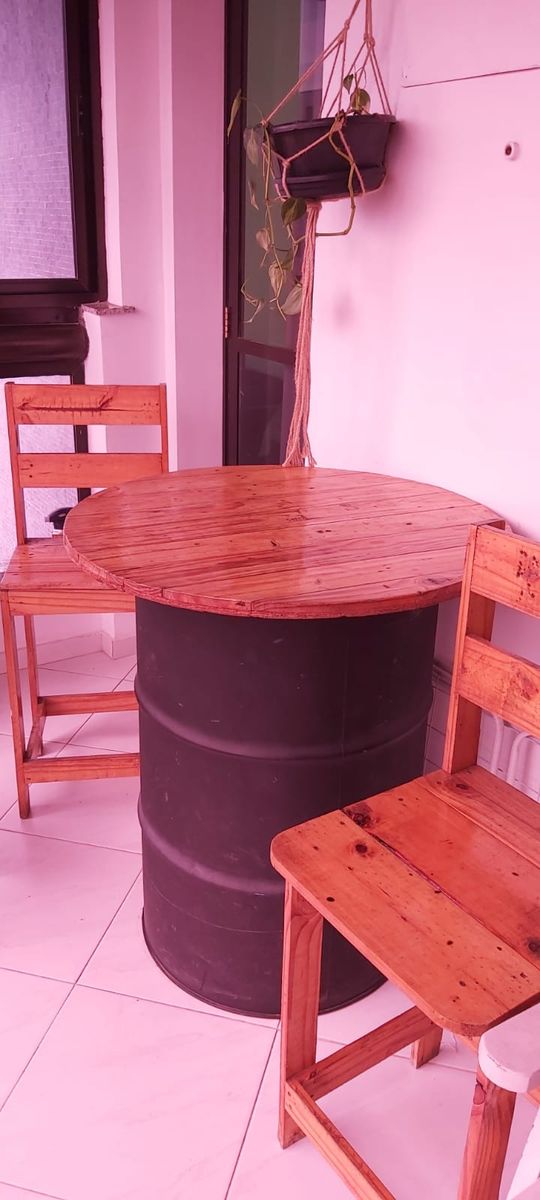 Mesa Tonel Estilo Industrial com 3 Cadeiras | Mesa Usado 78038356 | enjoei