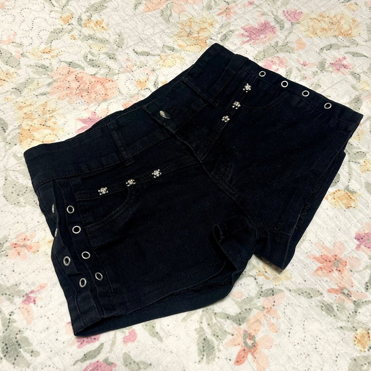 Micro Short Preto com Ilhós e Pedrarias de Caveira Aesthetic Y2k Rock ...