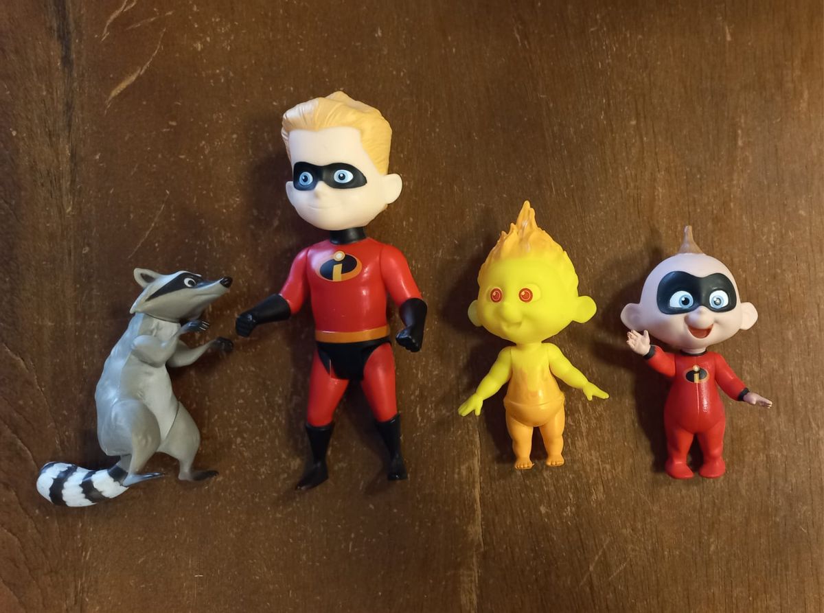 Miniaturas Dos Personagens Dos Incríveis Flecha, Zezé Pêra e O Guaxinim ...