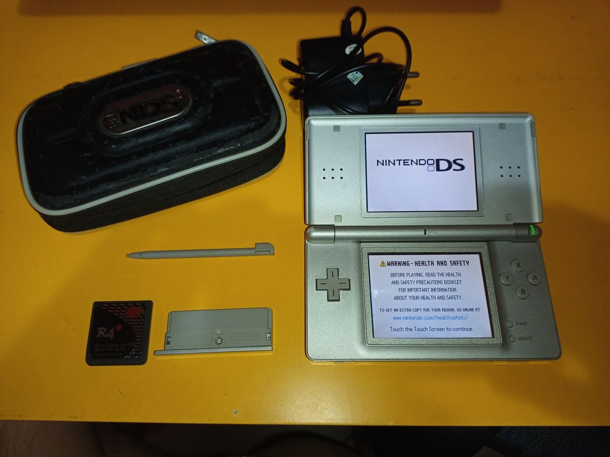 Nintendo Ds Lite Prateado + R4 | Console de Videogame Nintendo Usado ...