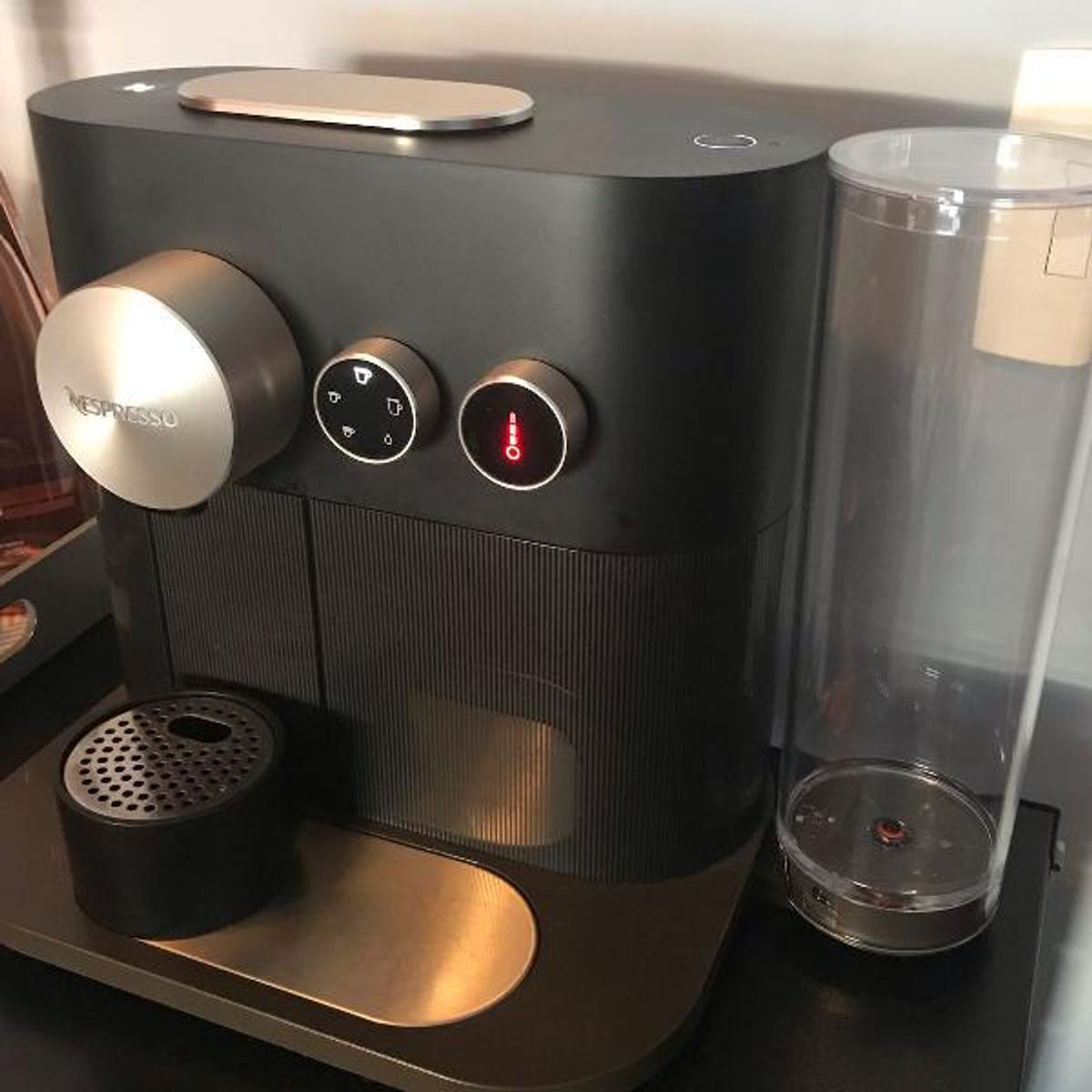 Nova Cafeteira Nespresso Expert C80 Automática 19 Bar Preta Cápsulas ...