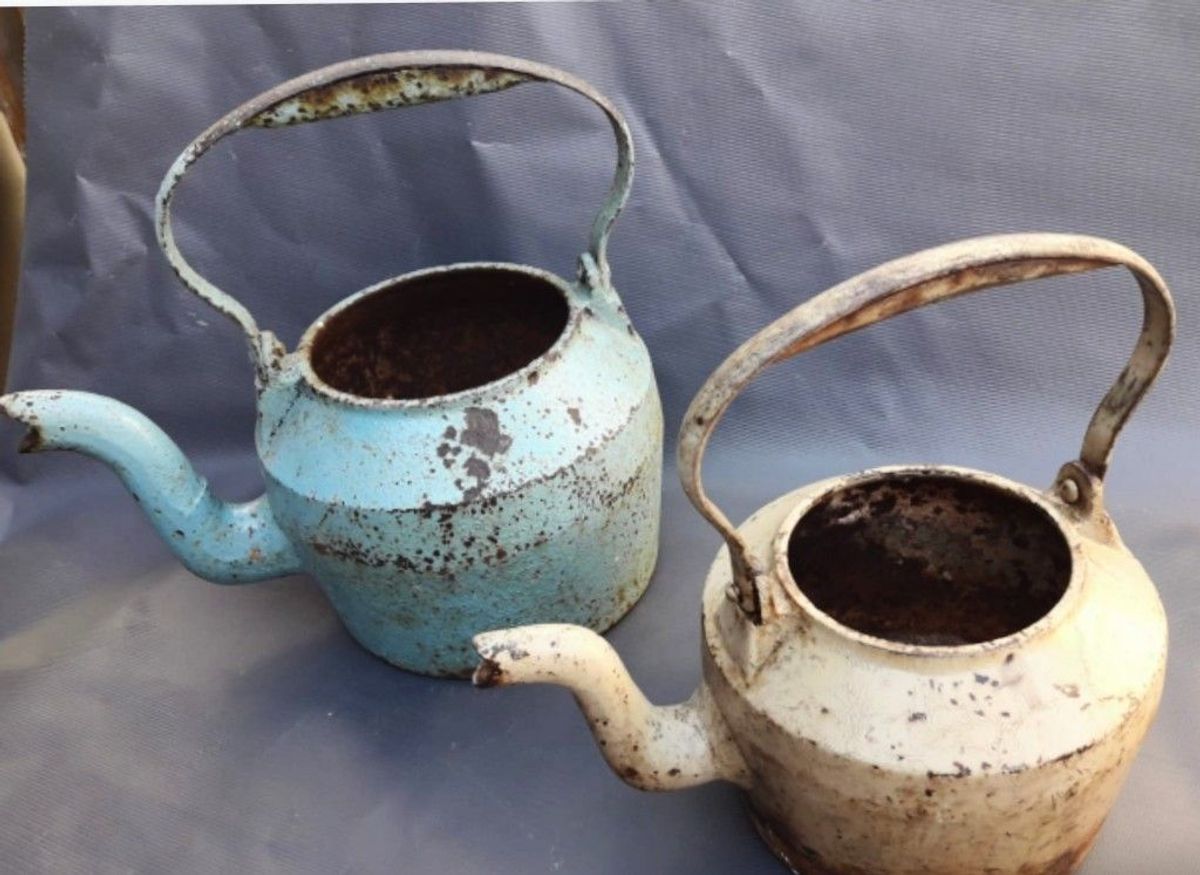 Par de Chaleiras Antigas de Ferro Fundido Tamanho Média e Grande - Anos ...