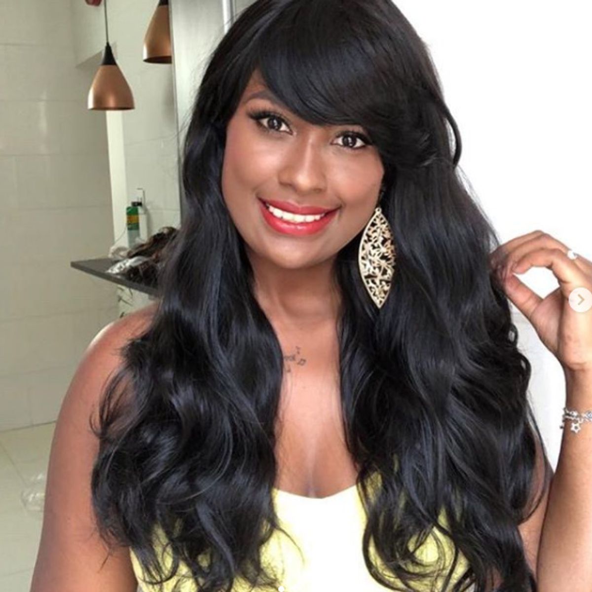 Peruca com Franja Ondulada 60 Cm com Ajuste Aceita Temperatura Preta ...