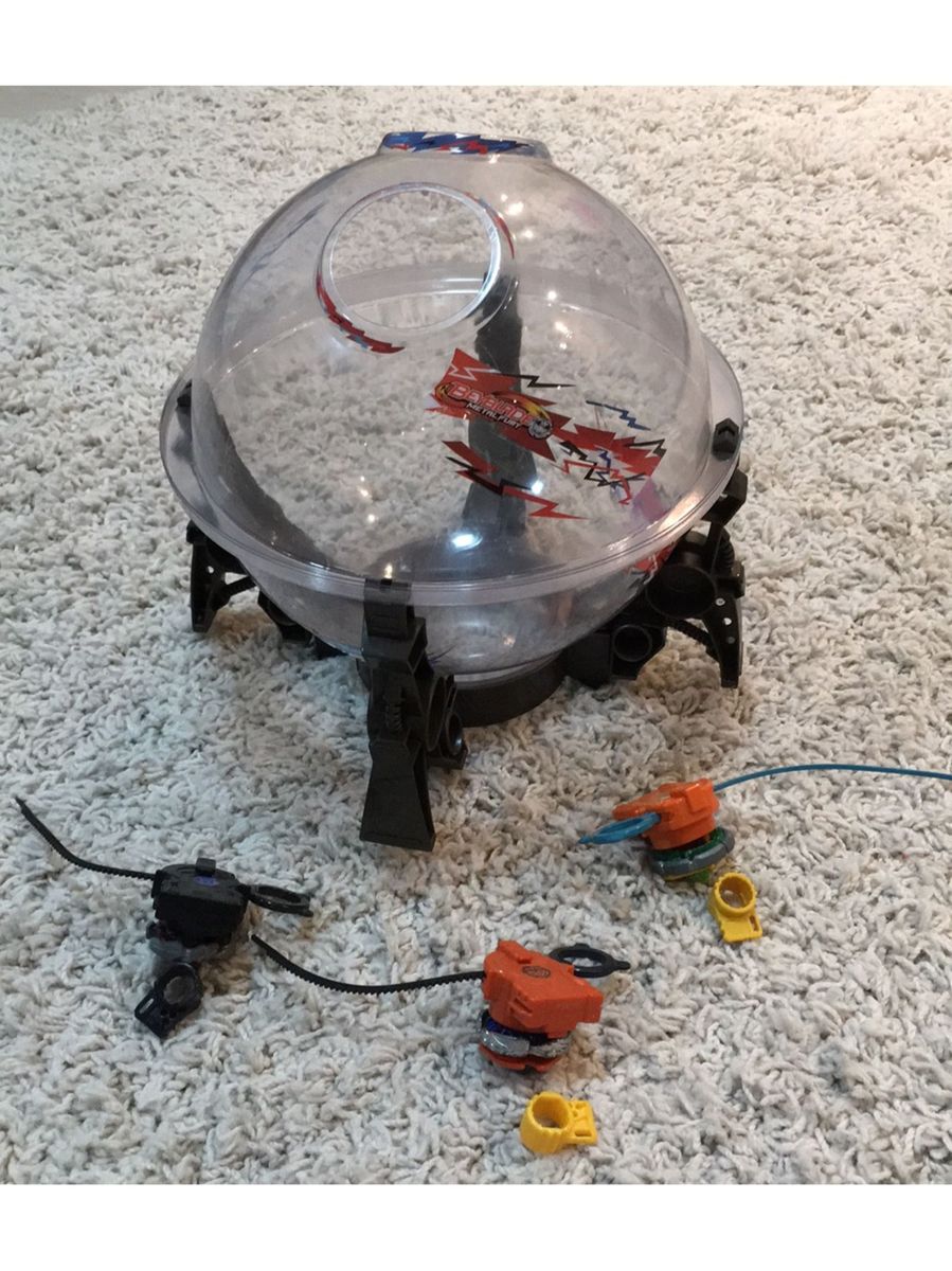 Pista Beyblade Metal Fury Destroyer Dome da Hasbro com 3 Beyblades ...