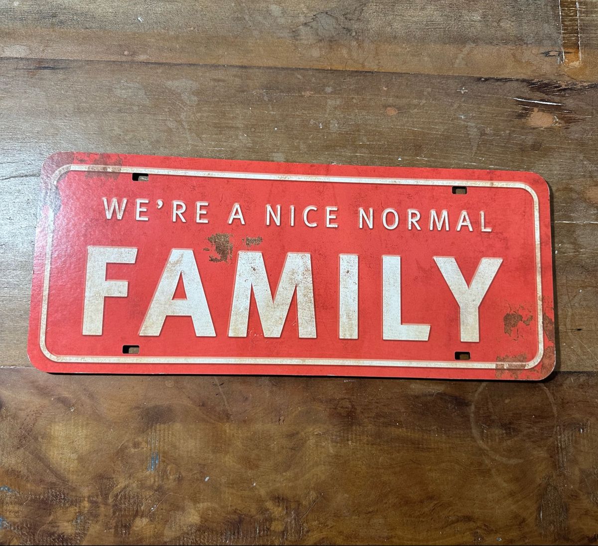 Placa Were a Nice Normal Family | Item de Decoração Usado 85341854 | enjoei