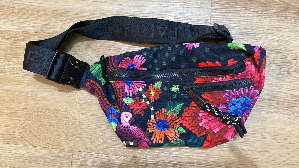 Pochete Farm Florescer Black | Mochila Feminina Farm Nunca Usado ...