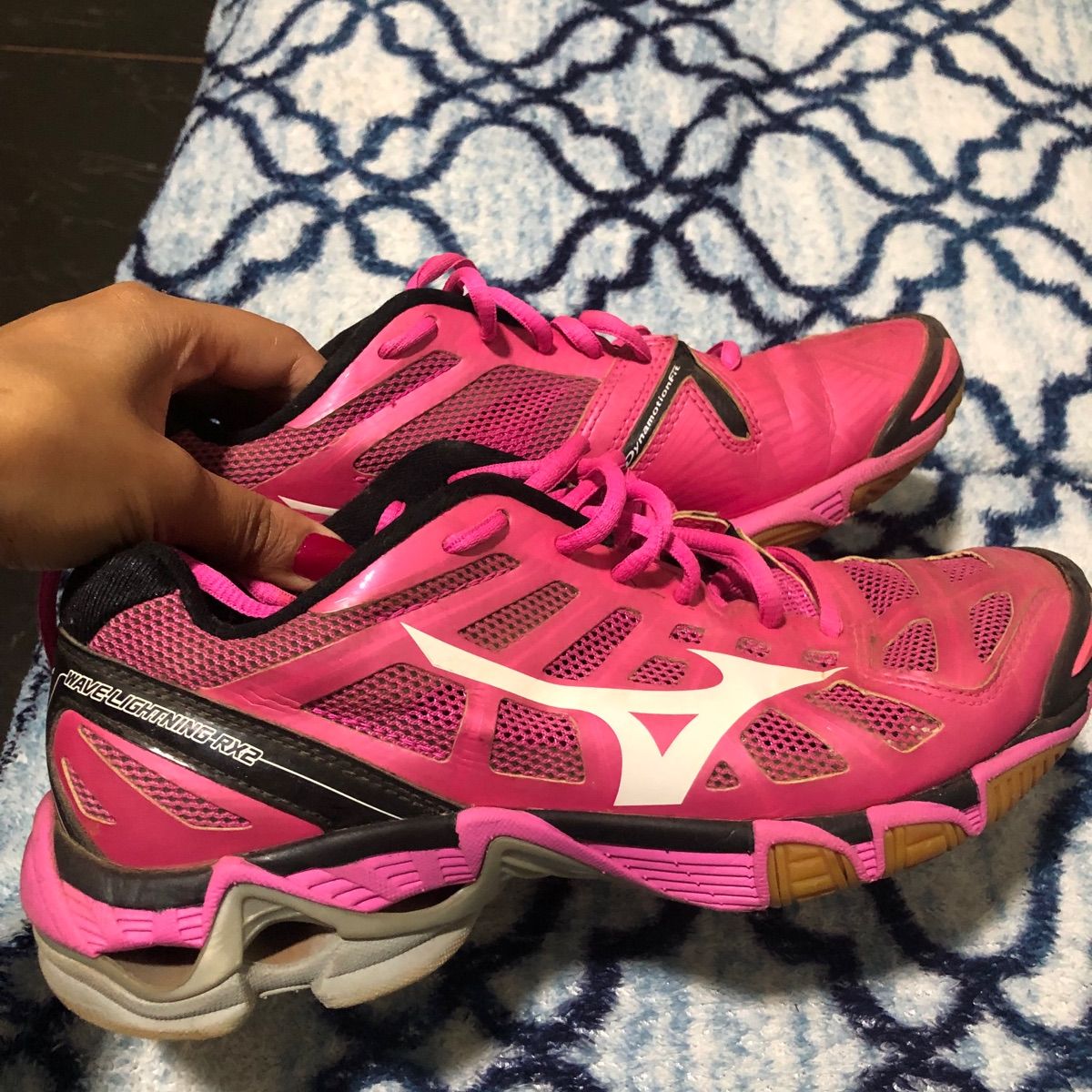 Pink Mizuno Wave Lightning Rx2