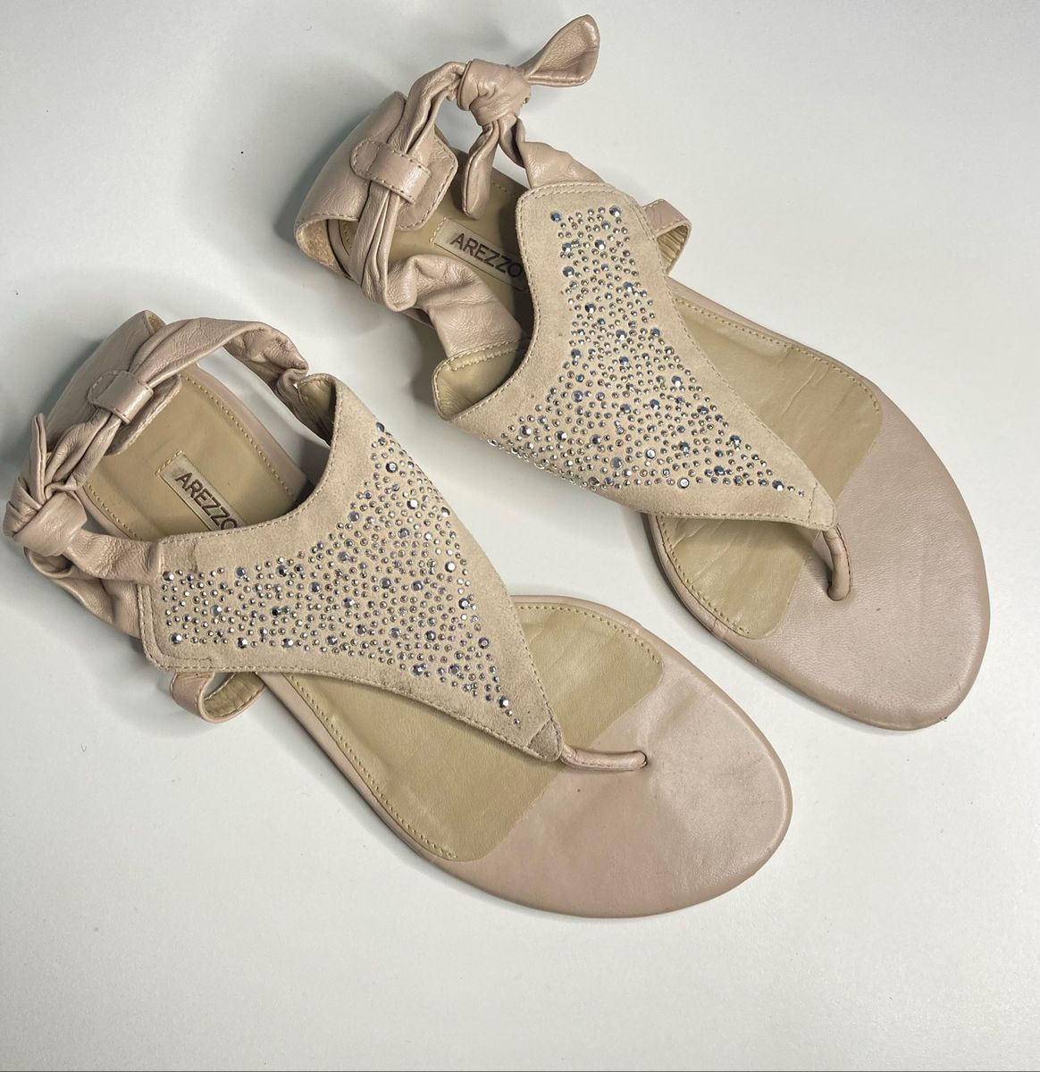 Rasteira Off White Dedo Taxinha Prata Arezzo | Rasteira Feminina Arezzo ...