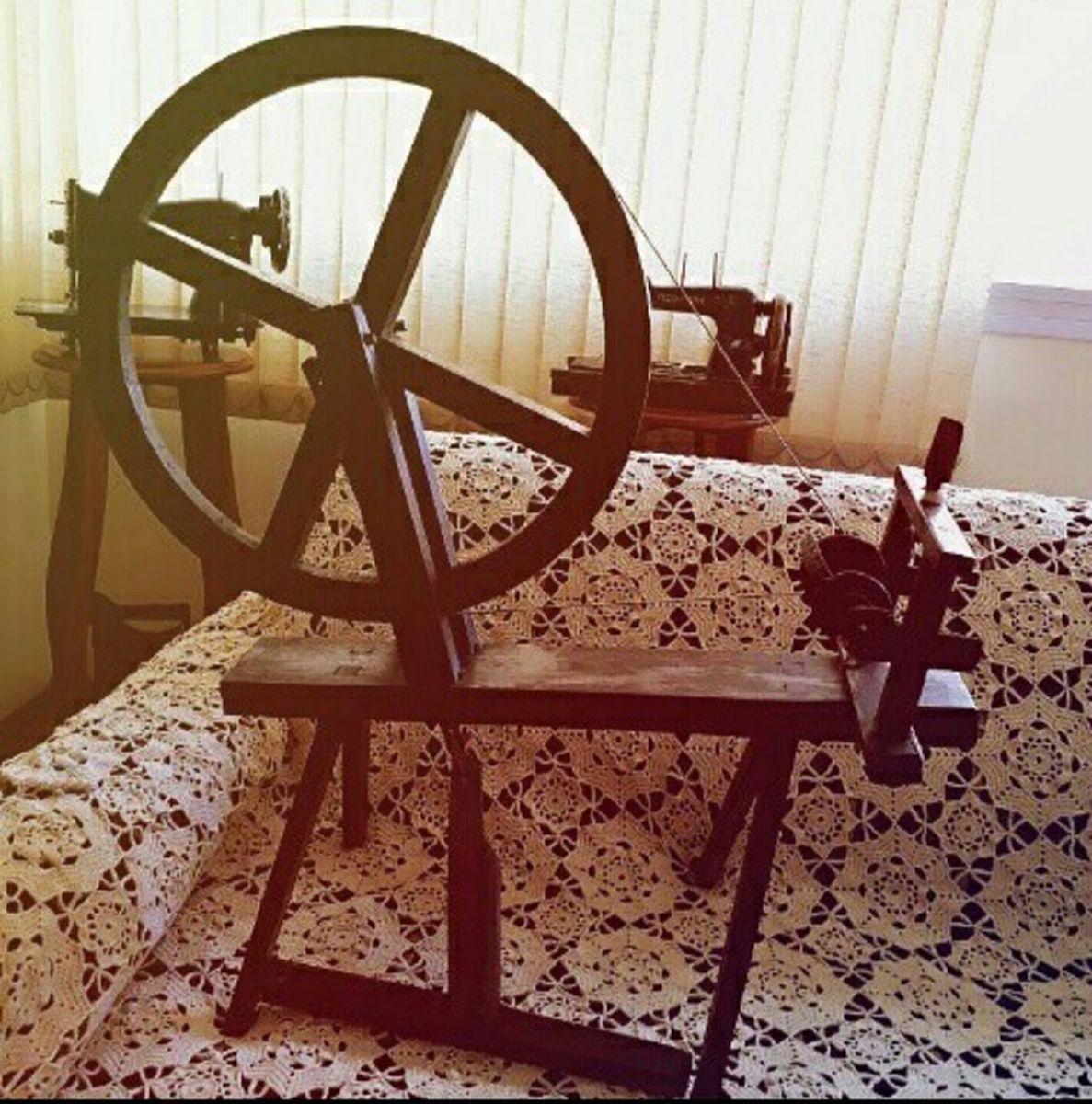 Roca de Fiar | Móvel de Antiquário Usado 23596192 | enjoei