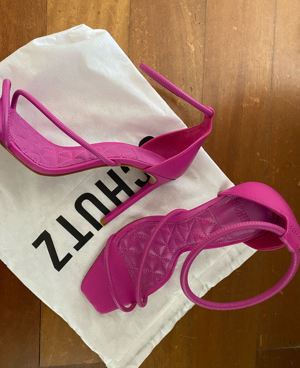 Salto Alto Fino Rosa de Couro Schutz | Sandália Feminina Schutz Nunca ...