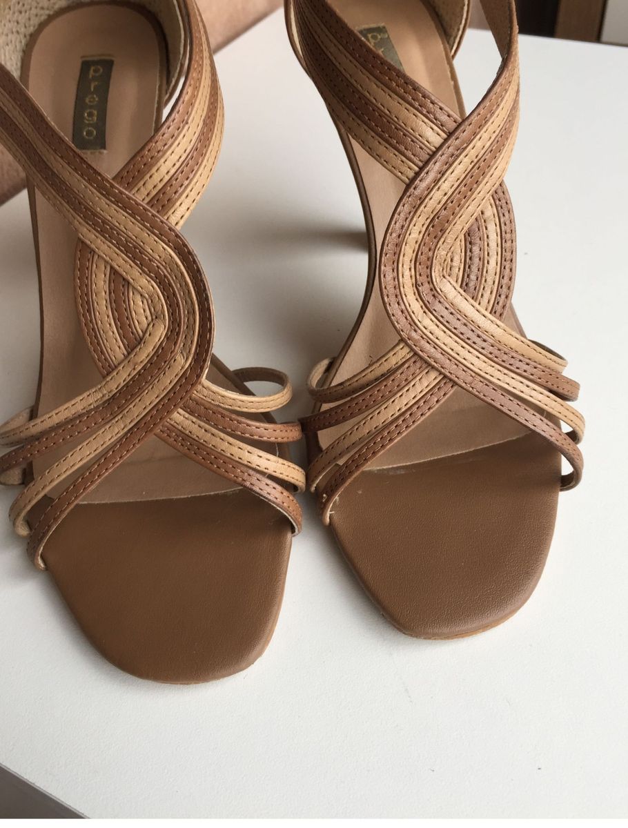 Sandália Que É Um Charme Só! | Sandália Feminina Prego Usado 2501902 ...