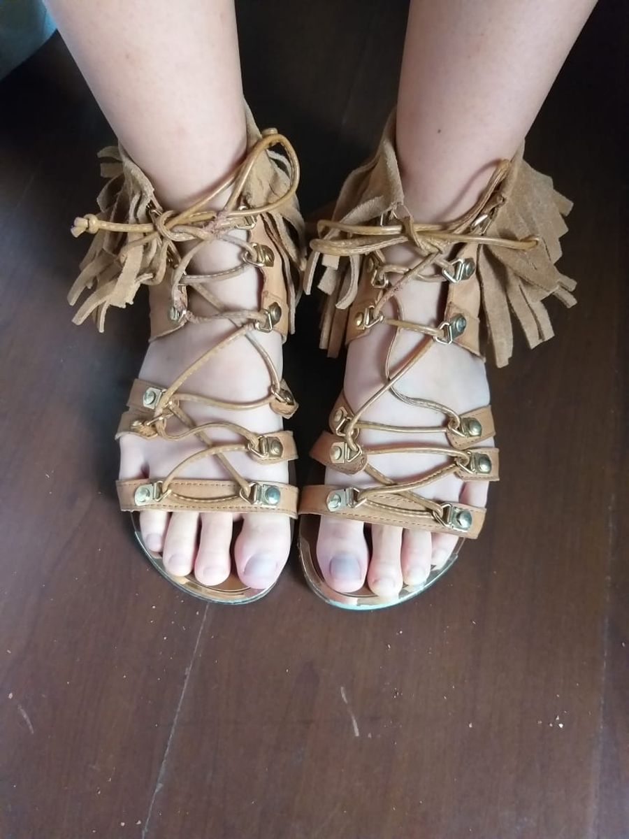 Sandária Rasteira Arezzo com Tiras Caramelo | Rasteira Feminina Arezzo ...