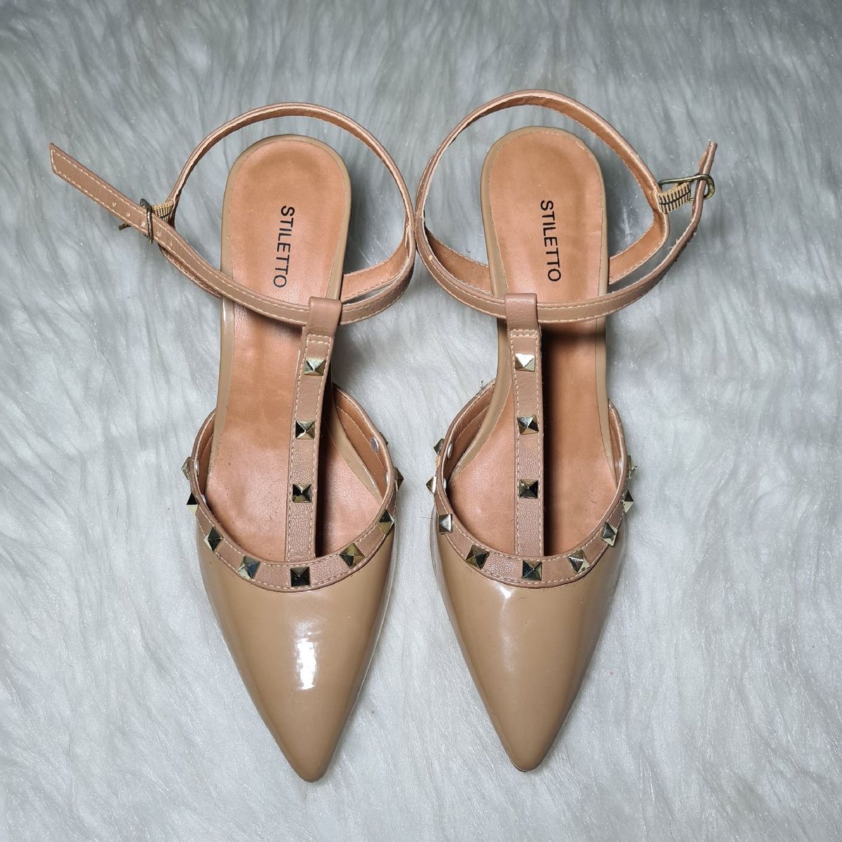 Sapato Constance Bege com Spikes | Sapato Feminino Stiletto Usado ...