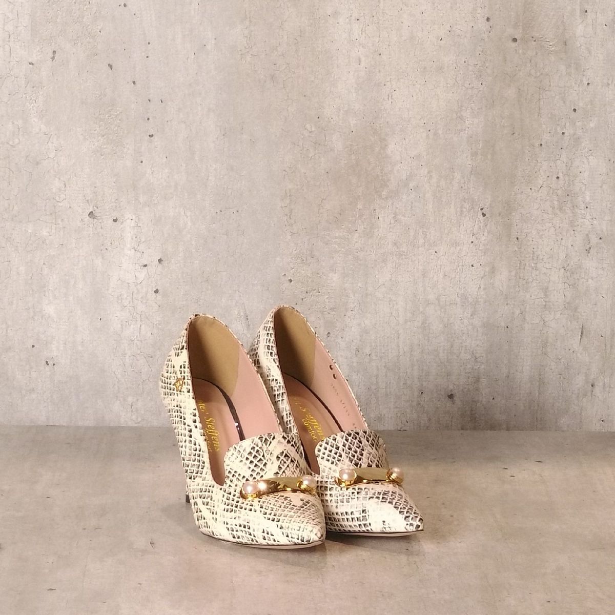 Scarpin Off White Python Couro Texturizado Carmen Steffens | Sapato ...