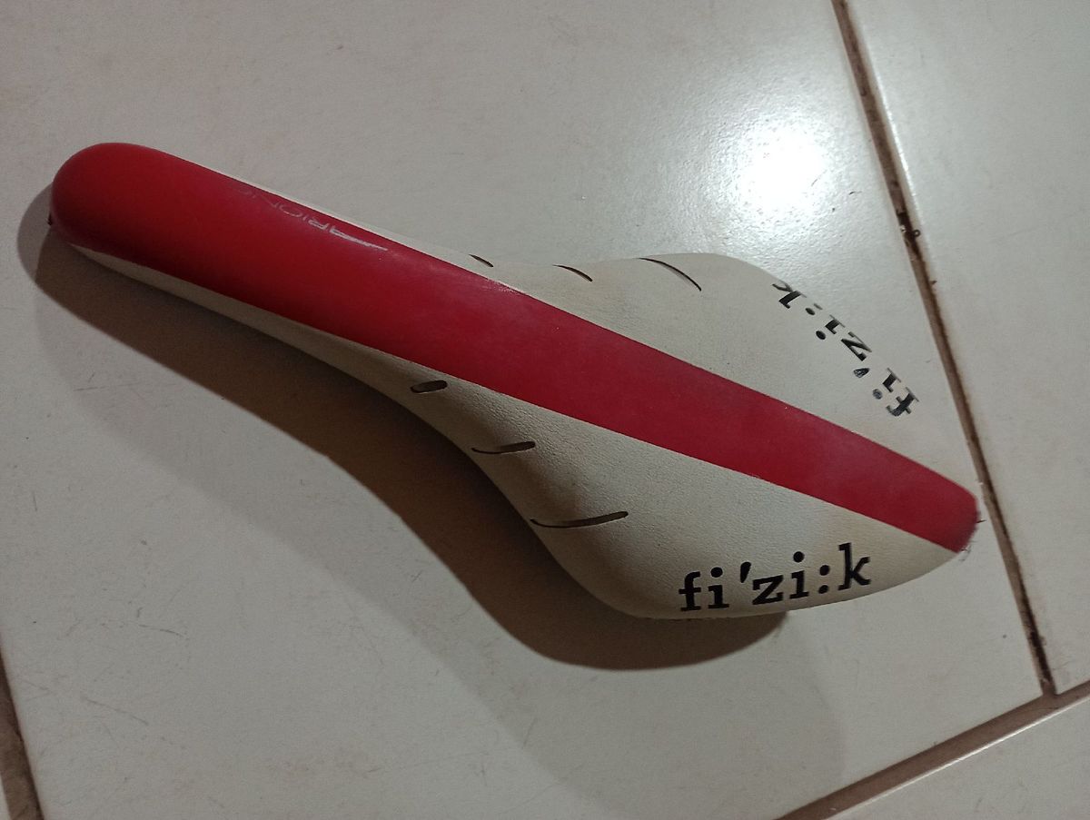 Selim Fizik Arione Versusx Branco e Vermelho | Item p/ Esporte e Outdoor Usado 105101490 | enjoei